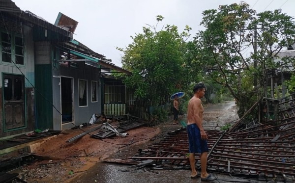 Rumah Roboh di Kalimantan Selatan, Banjir Melanda Pulau Jawa hingga ...